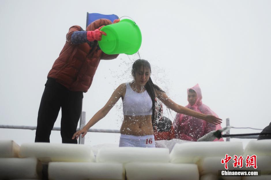 Ice bucket challenge held in Zhangjiajie - People's Daily Online