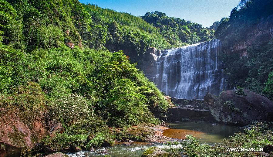Breathtaking scenery of Shizhangdong waterfall - People's Daily Online