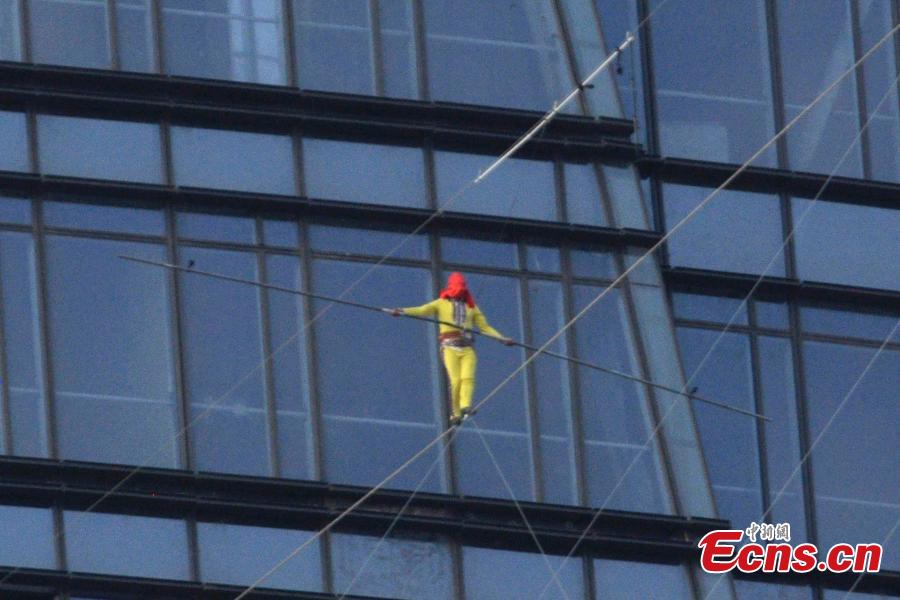 Aisikaier completes blindfolded tightrope walk in Yunnan - People's ...