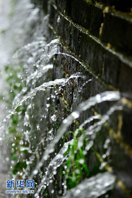 'Dragon' spurting water on ancient city wall in Nanjing (3) - People's ...