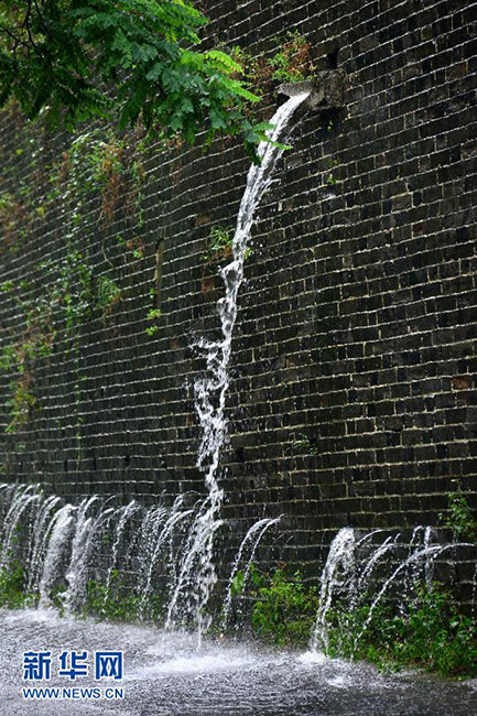 'Dragon' spurting water on ancient city wall in Nanjing (5) - People's ...