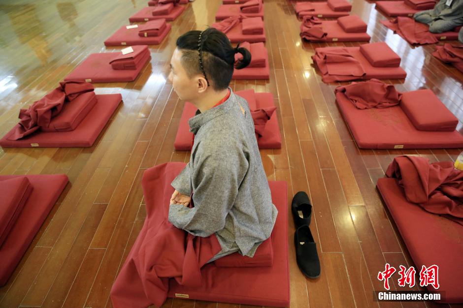 Zen meditation class helps urban people reduce pressure (3) - People's ...