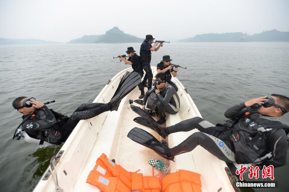 Frogmen in tough training in Chongqing - People's Daily Online