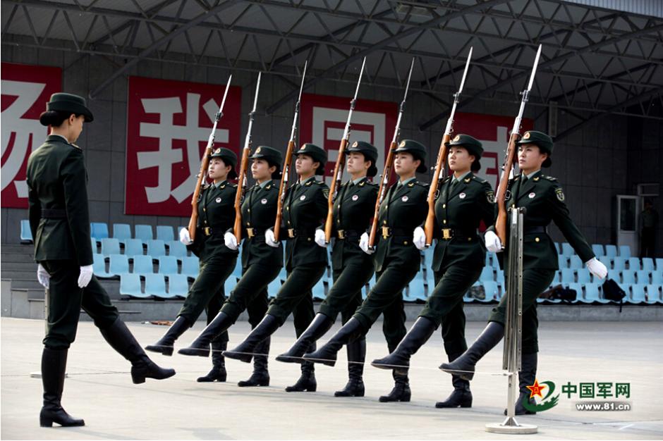 Charming PLA female soldiers (3) - People's Daily Online