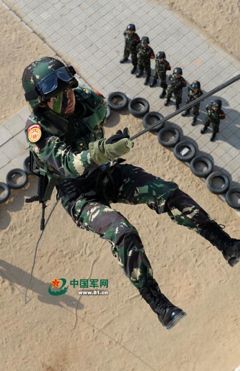 Charming PLA female soldiers (5) - People's Daily Online