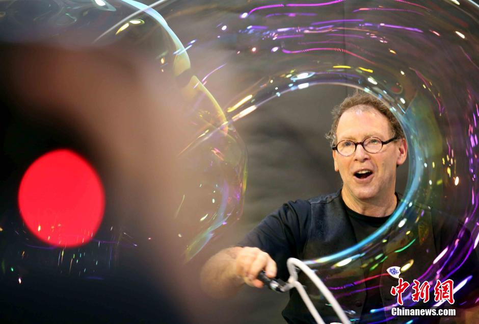 Bubble man Louis Pearl performed in Hong Kong - People's Daily Online