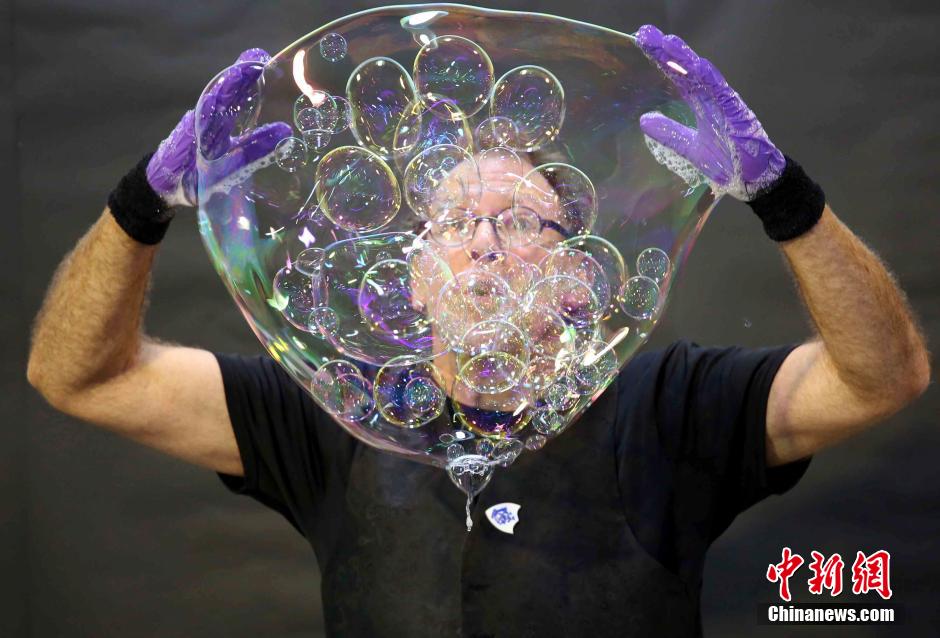 Bubble man Louis Pearl performed in Hong Kong (2) - People's Daily Online