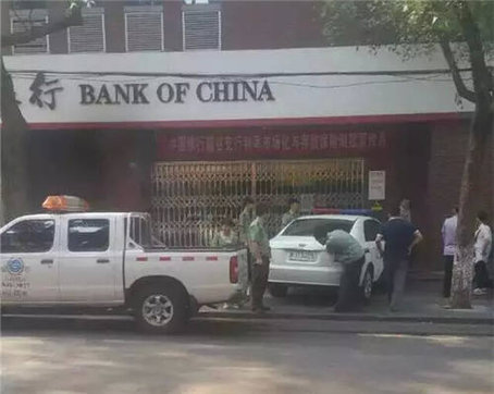 Police car parked on sidewalk held by chengguan - People's Daily Online