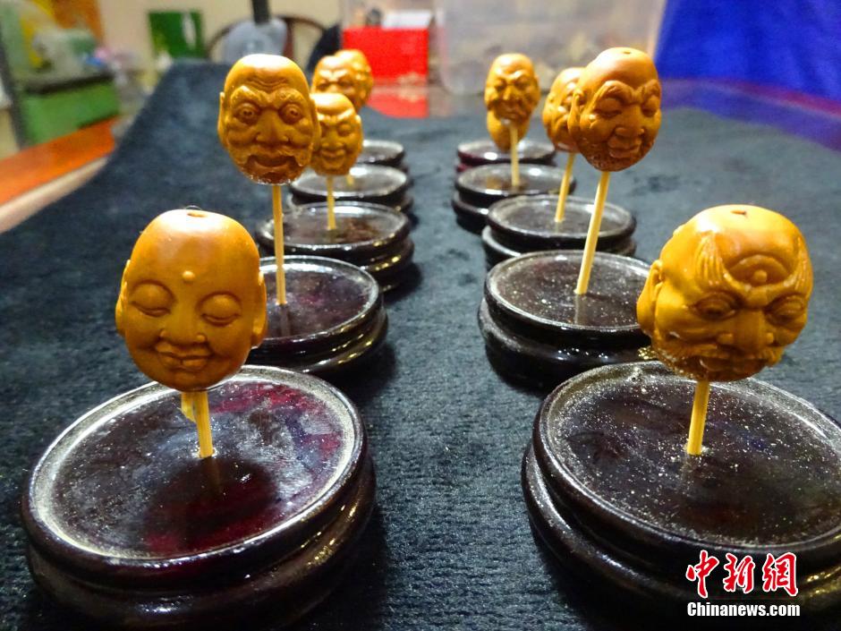 Double-face Arhats carved on olive nuts - People's Daily Online
