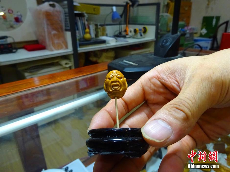 Double-face Arhats carved on olive nuts (3) - People's Daily Online