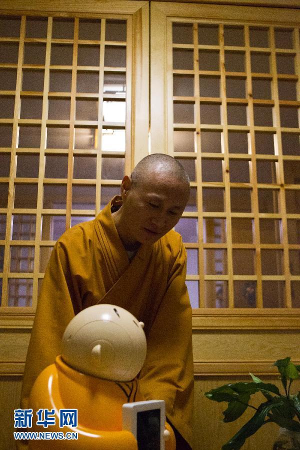 Monks devoted to promoting Buddhism with IT technology (7) - People's ...