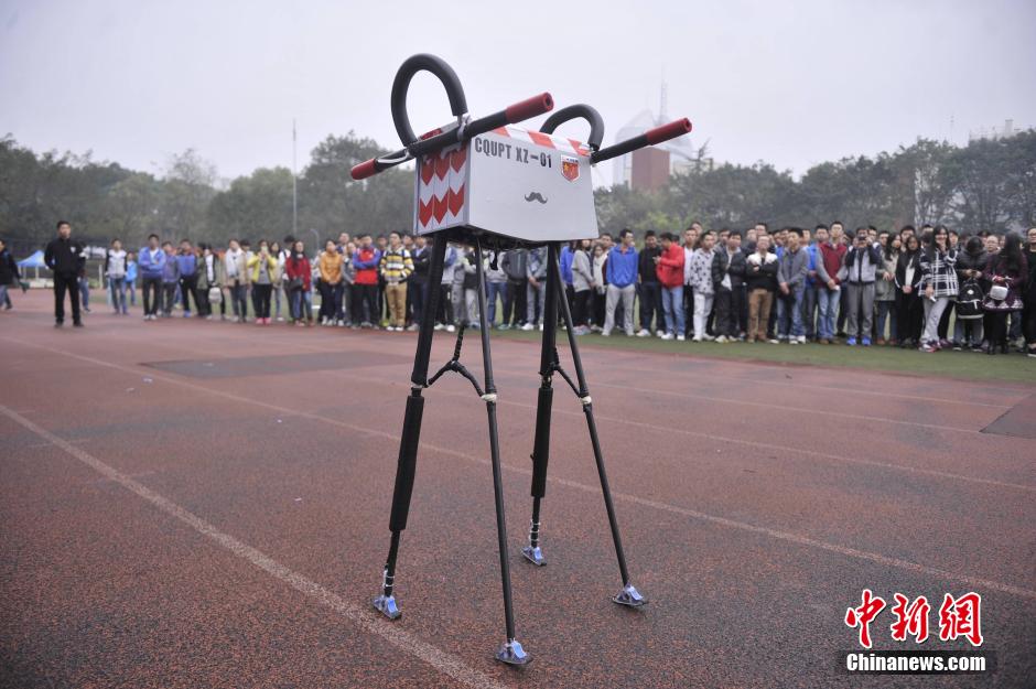 Walking Chinese Robot Breaks Guinness World Record - People's Daily Online