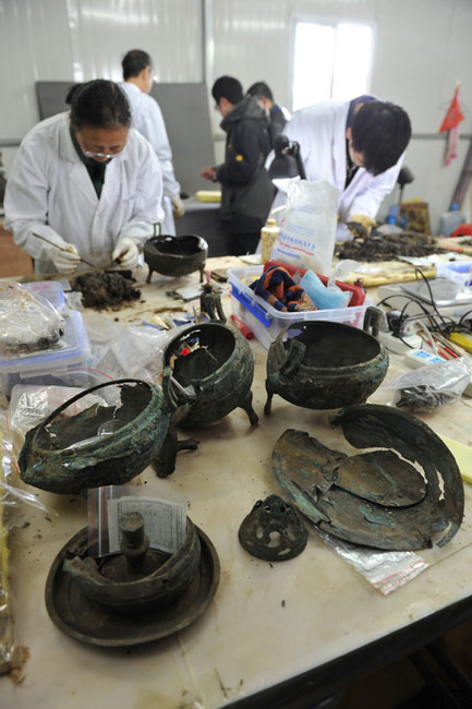 Experts repair cultural relics unearthed from 2,000-yr-old tomb (5 ...