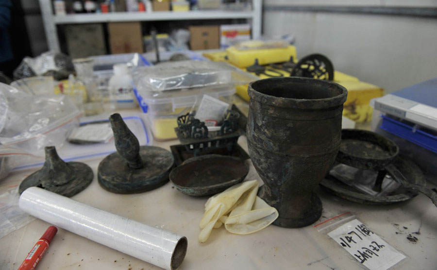 Experts repair cultural relics unearthed from 2,000-yr-old tomb (8 ...