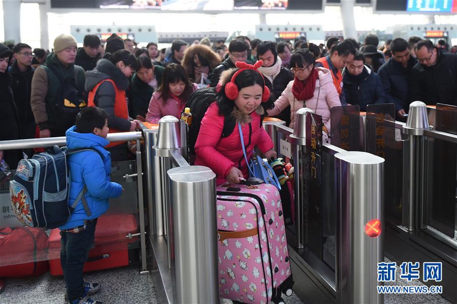 Annual Spring Festival travel rush begins (10) - People's Daily Online
