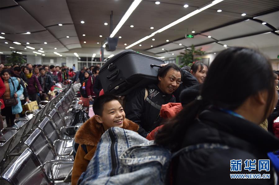 Annual Spring Festival travel rush begins (3) - People's Daily Online