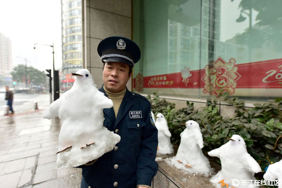 Security guard makes 21 snow penguins in Hangzhou (4) - People's Daily ...