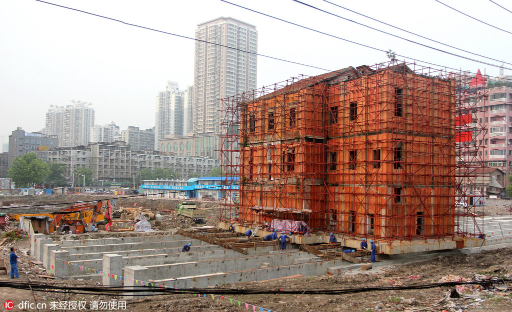 100-year-old building being moved in C. China (5) - People's Daily Online