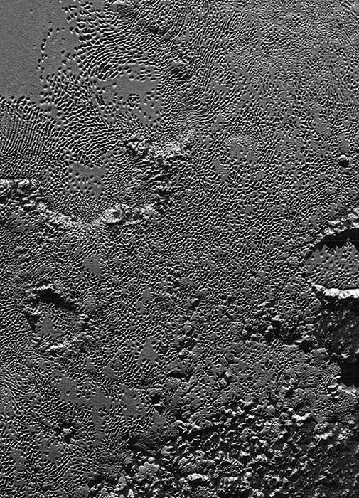 NASA releases high definition photos of Pluto (3) - People's Daily Online