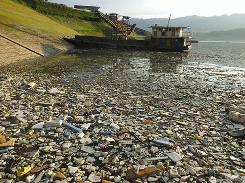 A shocking amount of floating garbage is seen in the Three Gorges Dam ...