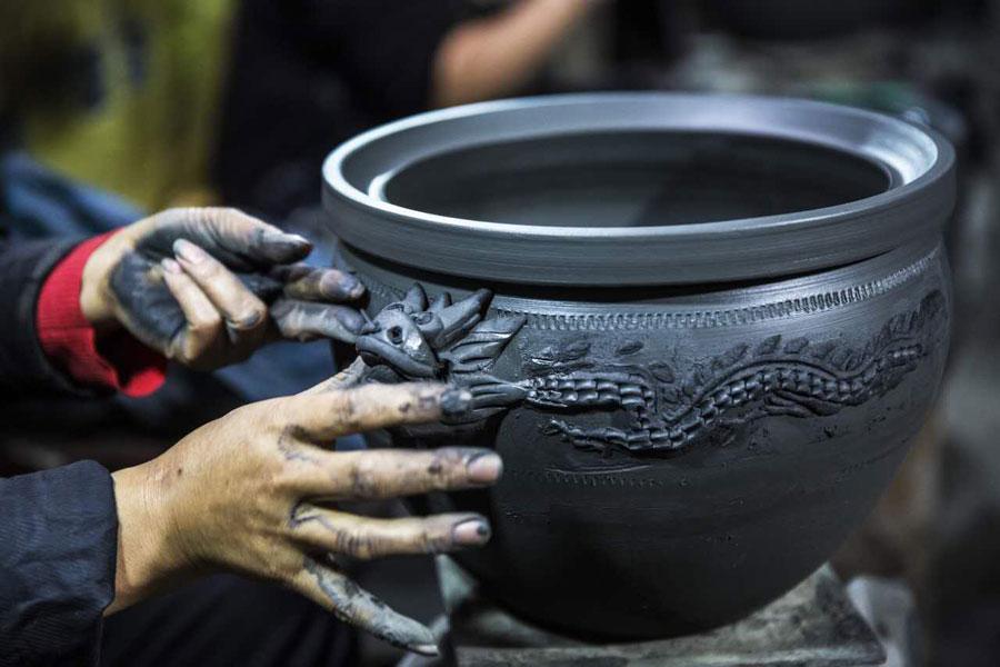 Yingjing County's hand-crafted 'black pottery' (2) - People's Daily Online