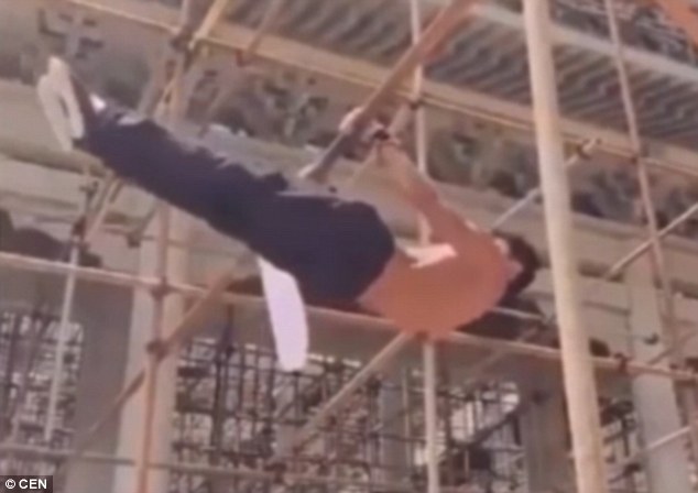 Young construction worker wows the web with death-defying acrobatics on ...