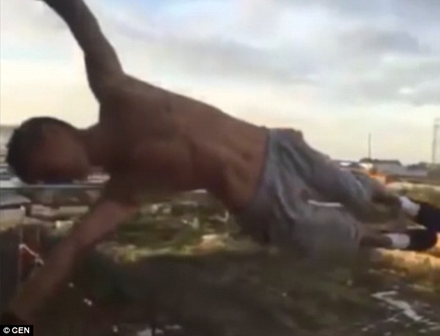 Young construction worker wows the web with death-defying acrobatics on ...