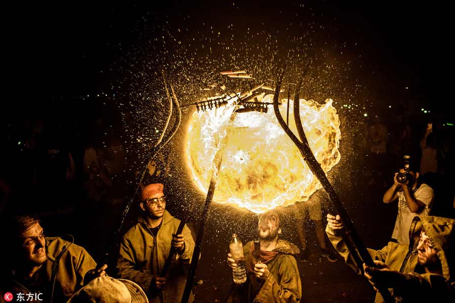 'Fire run' performance outside Barcelona (3) - People's Daily Online