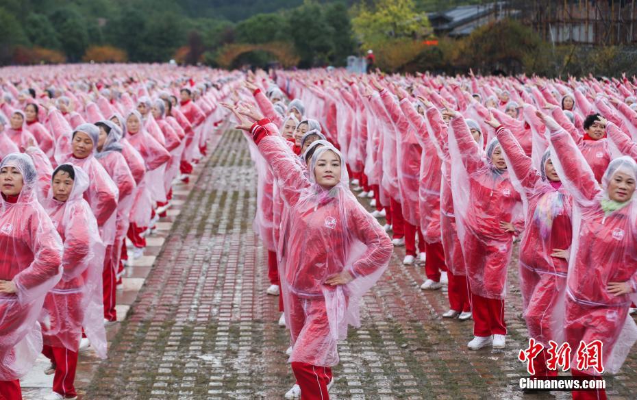 50,000 people set new Guinness square dance record - People's Daily Online