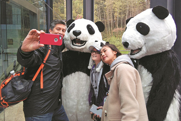 15 UN panda envoys visit Chengdu - People's Daily Online