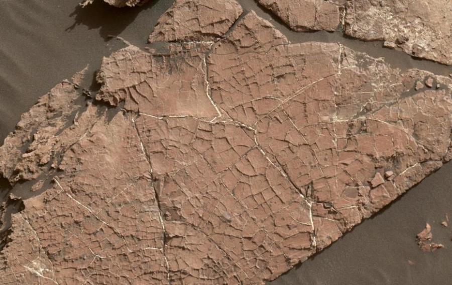The images of cracked mud on Mars: Curiosity finds evidence of the red ...