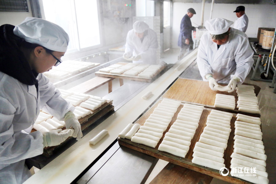 Rice cake production picks up to meet holiday demand (2) - People's ...