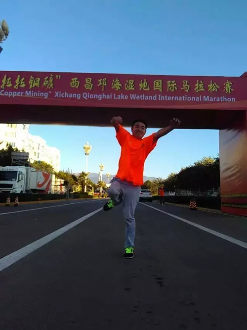 One-legged runner sets goal of running 100 marathons - People's Daily ...