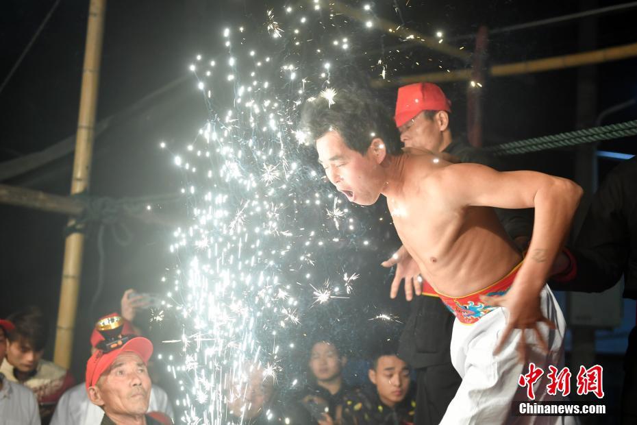 Performers eat fire in southeastern China - People's Daily Online