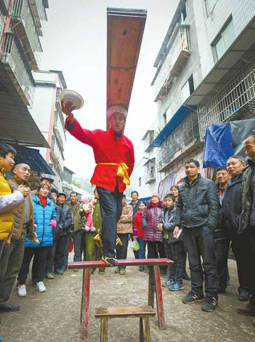 2 Sichuan men carry on tradition, serve restaurant dishes on head ...