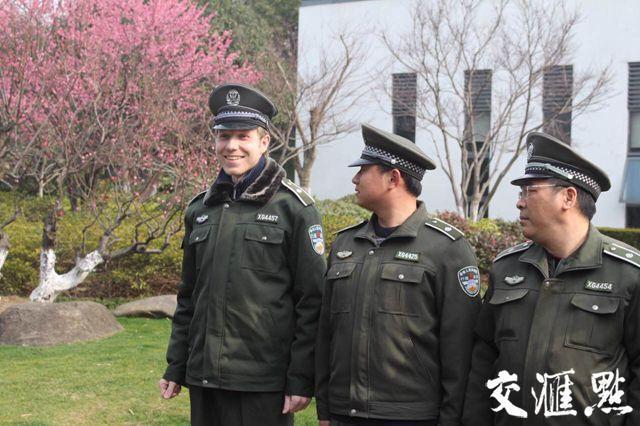 Russian man becomes 'chengguan' officer for a day - People's Daily Online
