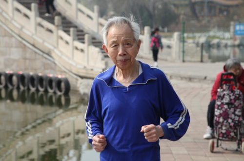 81-year-old Beijinger completes half-marathon, sets sights on full race ...