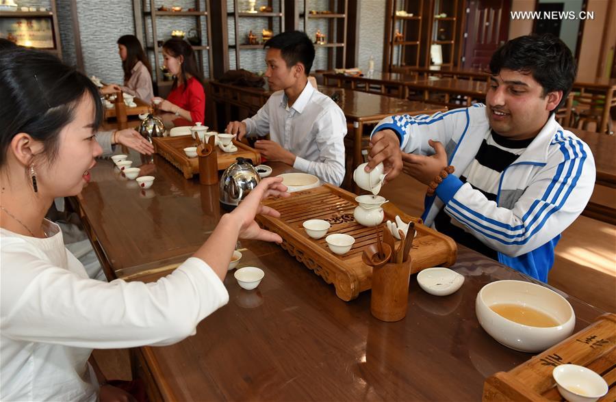 Foreign students learn tea ceremony at SE China's college (2) - People ...