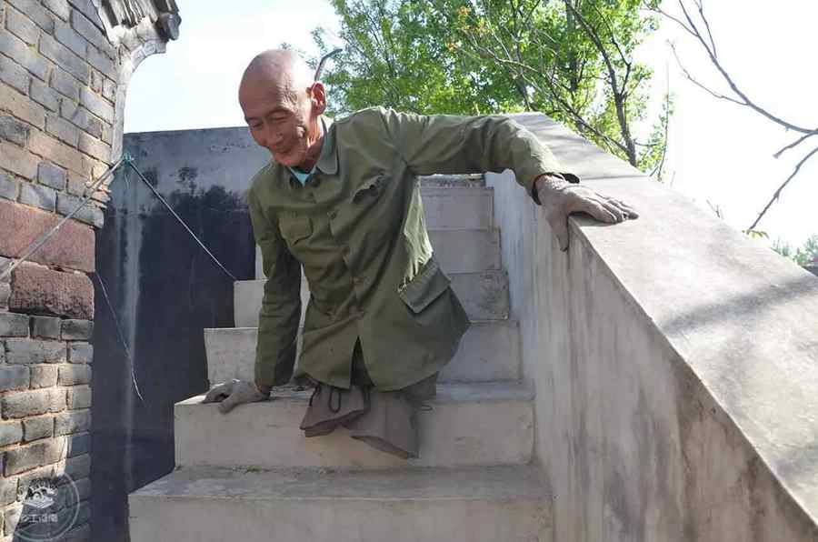 Legless man takes care of family for over 40 years - People's Daily Online