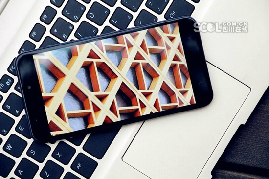 Glasses-less 3D phone unveiled in southwest China - People's Daily Online