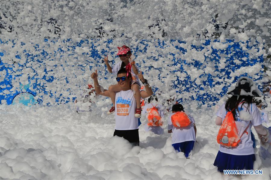 People take part in bubble run in Beijing - People's Daily Online