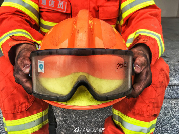 Fire fighters’ burn scars win respect (4) - People's Daily Online