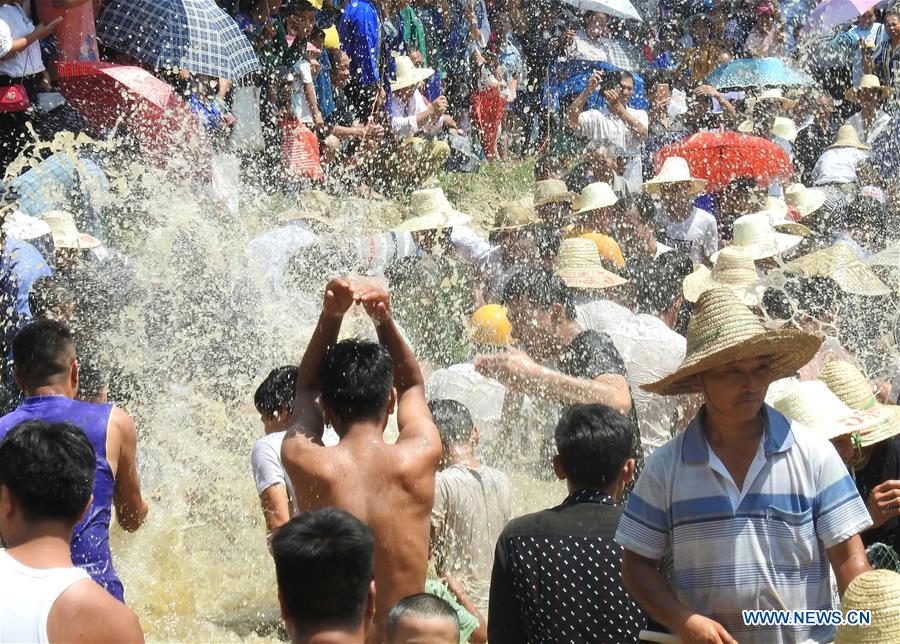 Fish-catching activity held in SW China's Guizhou (3) - People's Daily ...