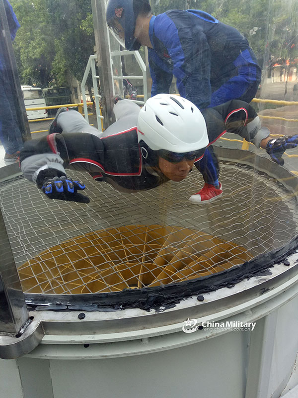 Paratroopers practice proper free fall technique (2) - People's Daily ...