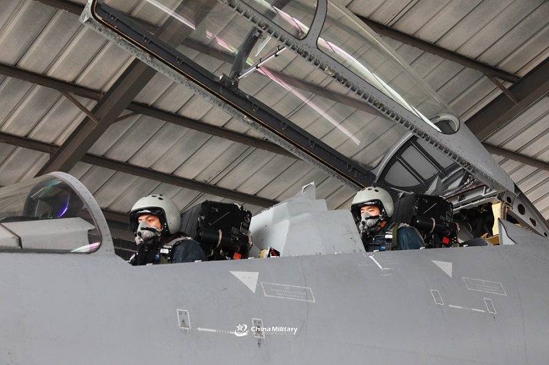 Pilots go through pre-flight procedures - People's Daily Online