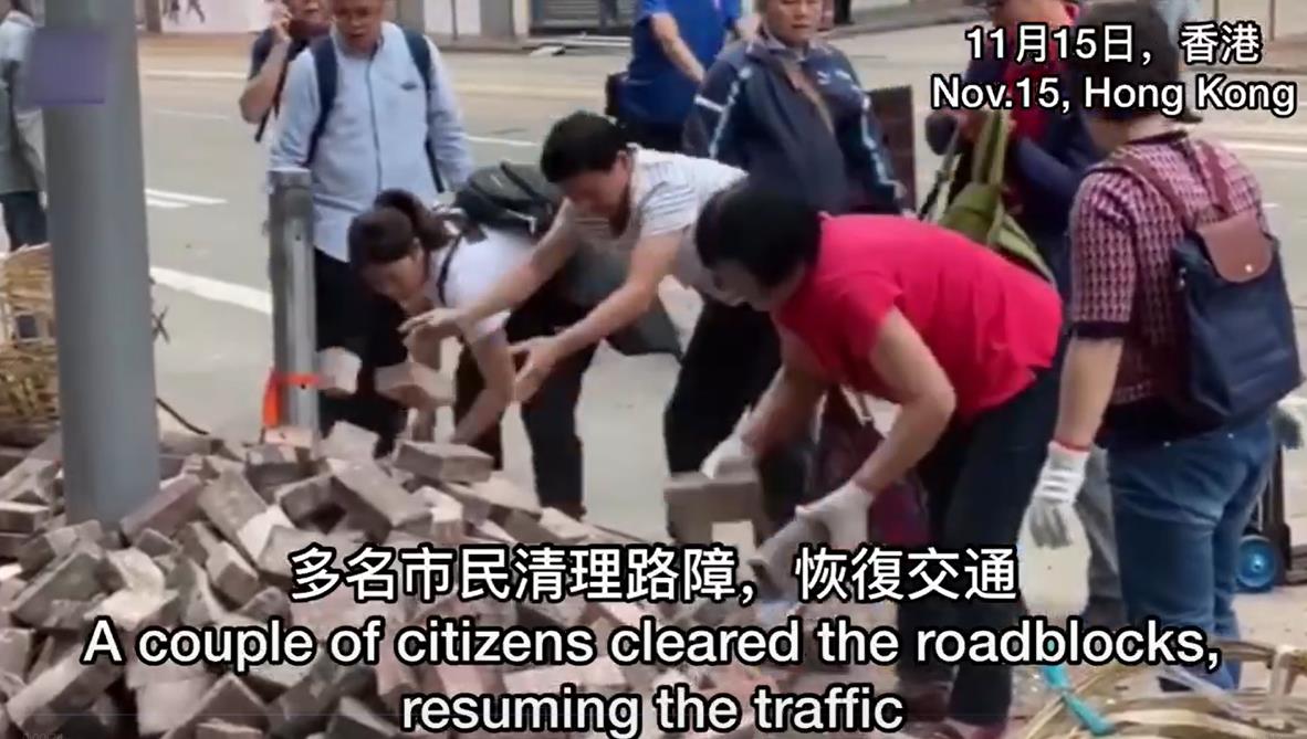 Citizens clear roadblocks in Hong Kong to resume the traffic - People's ...