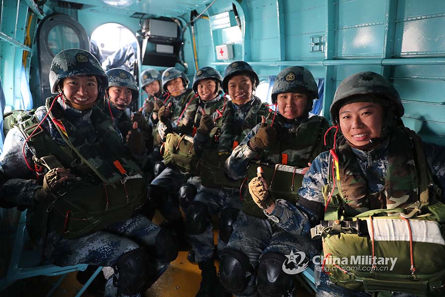 Female paratroopers' maiden jumps (3) - People's Daily Online
