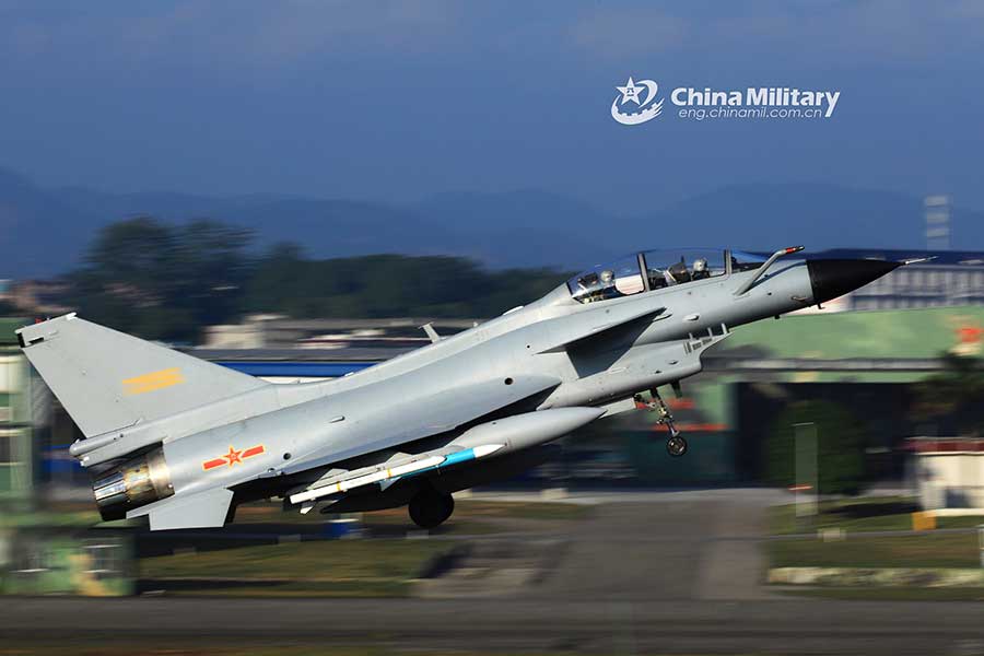 J-10 fighter jets take off under guidance (3) - People's Daily Online
