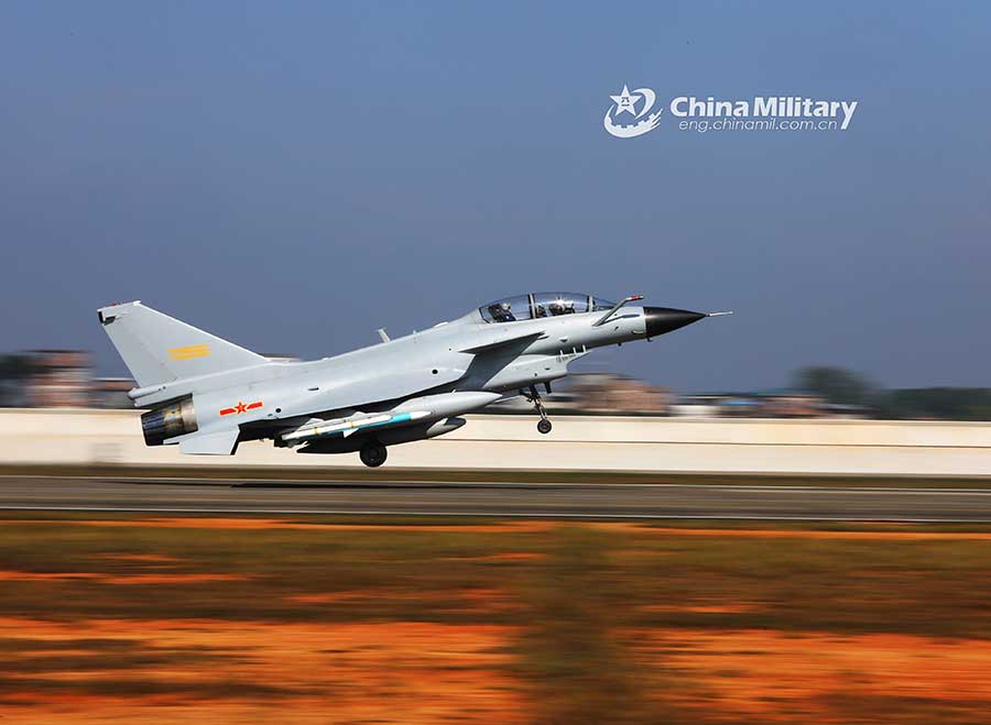 J-10 fighter jets take off under guidance (2) - People's Daily Online
