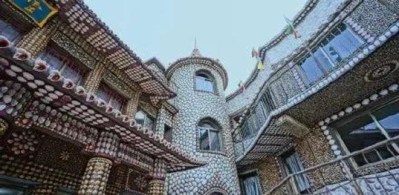 Man spends 33 years building house decorated with seashells - People's ...